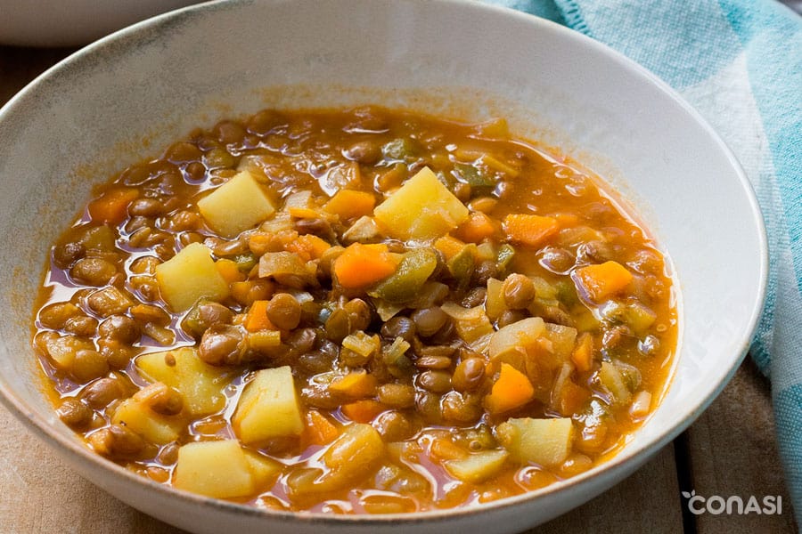 Cómo cocinar lentejas con verduras: trucos y receta - Blog Conasi